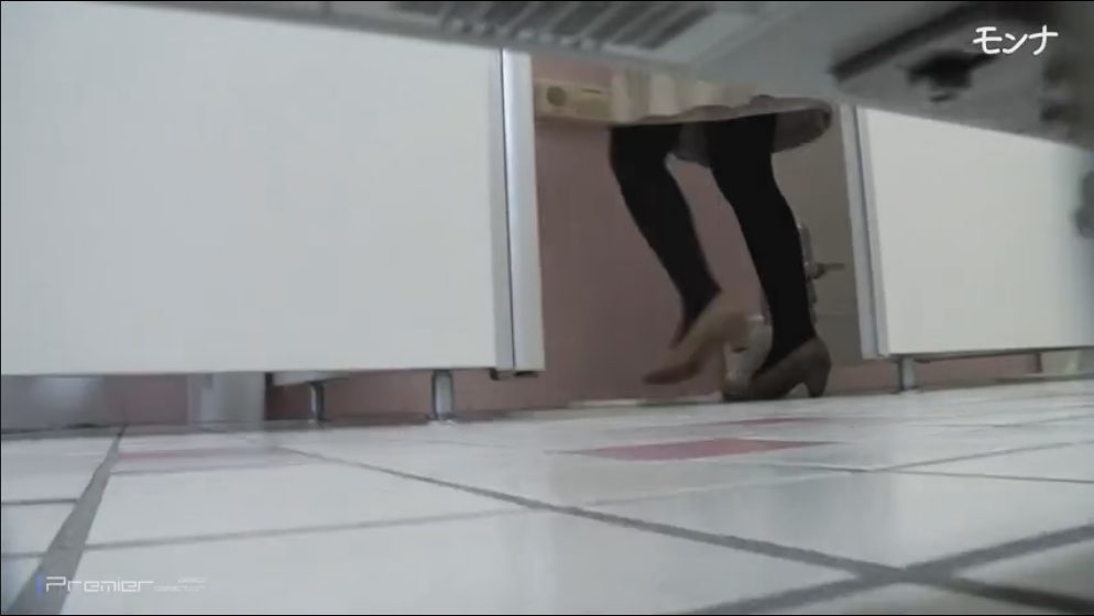 【トイレ】女子トイレに潜入した盗撮師が壁の下からおしっこを鮮明に盗撮