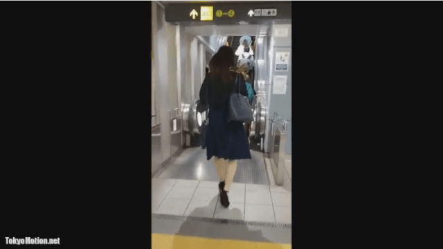 【逆さ撮り】エスカレーターで若い女性のスカートをガッツリめくってパンティーを盗撮!
